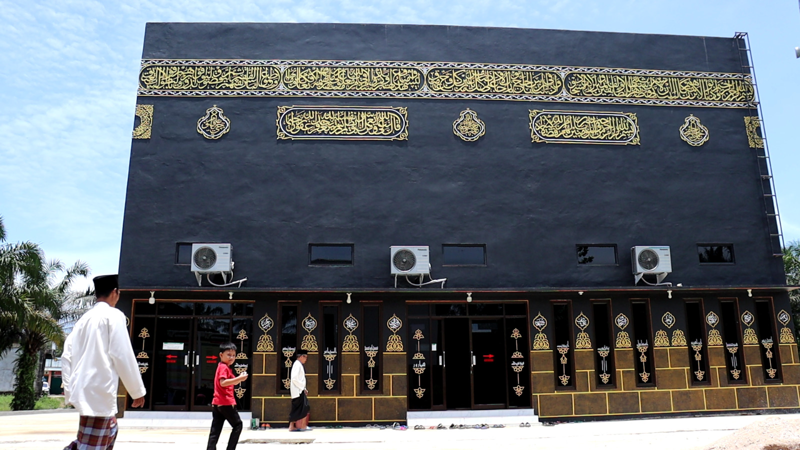 Masjid Seperti Ka'bah di Sitiung, Jadi Kebanggaan Religi Muslim di ...