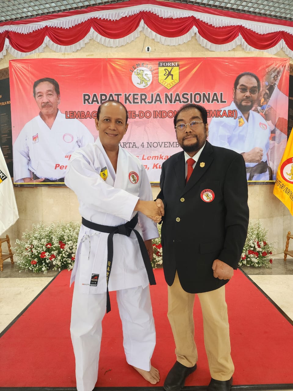 Leonardy Harmainy Serahkan Piagam Penghargaan DAN Kehormatan Karate-Do ...