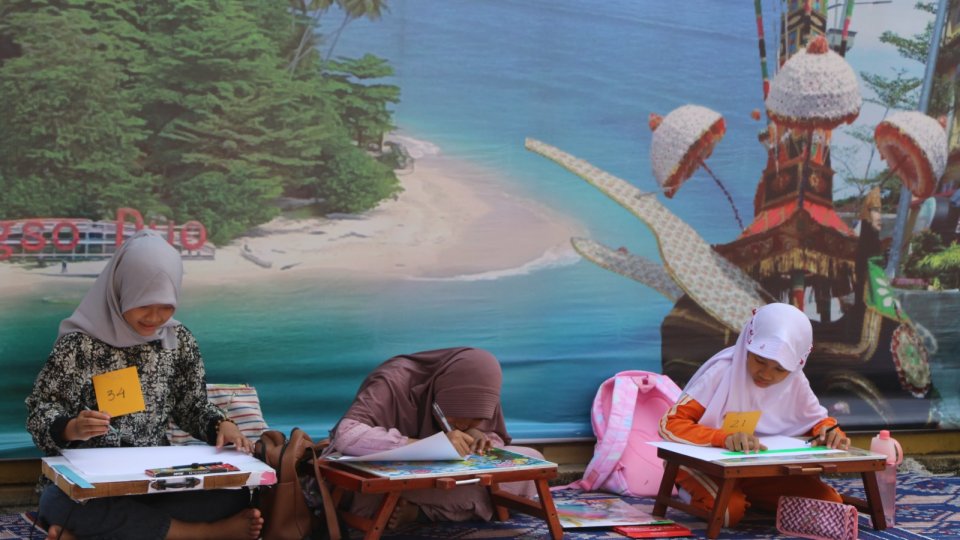 40 Peserta Ikuti Lomba Lukis Di Roof Top Pasar Rakyat Pariaman - Tribun ...