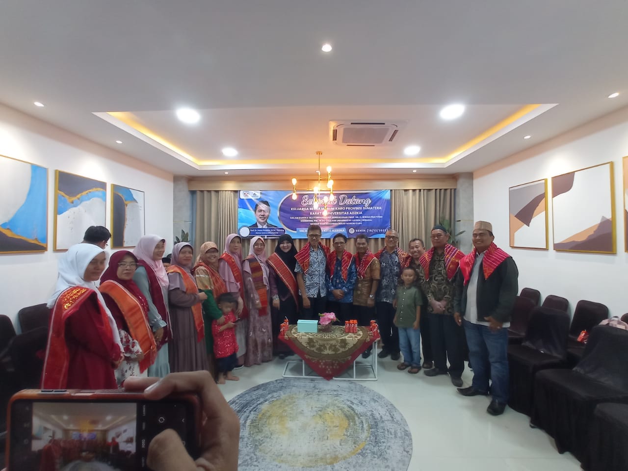 Muslim Karo Beri Gelar Boru Sitepu kepada Hj Nevi Zuairina - Tribun Sumbar